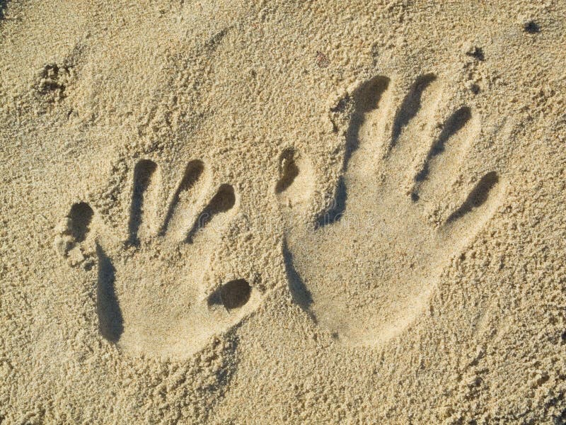 Handprints dans le sable image stock. Image du optique - 24460267