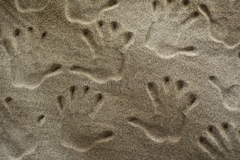 Handprints En Sable Avec Le Concept Abstrait D'anneaux De Mariage Photo ...