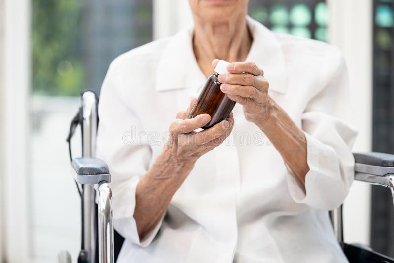 Hands of Elderly Holding Bottle of Medication,old Senior Reading ...