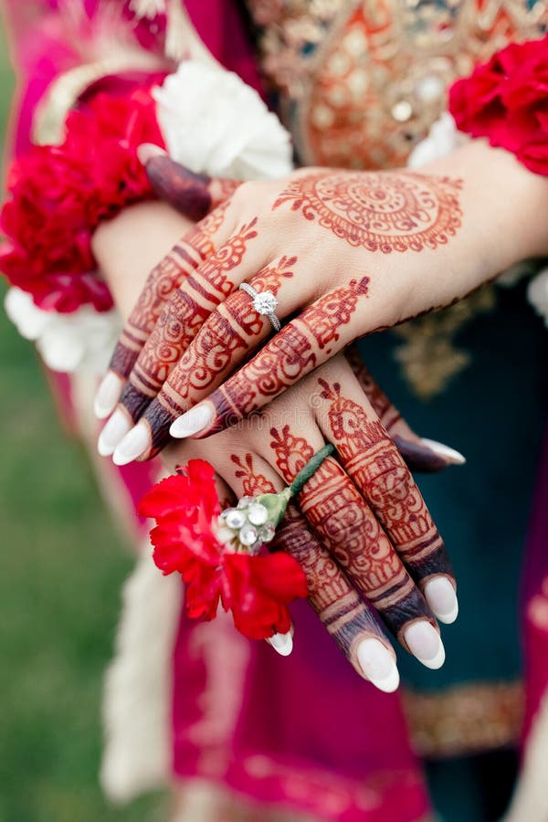The Hands of an Indian Bride are Decorated with Traditional Henna ...