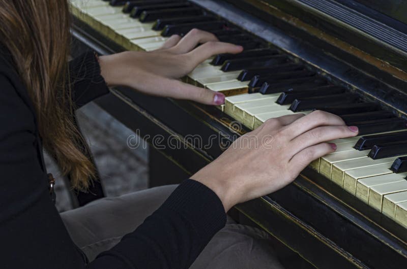 Hands on Piano Keyboard Close Up Black and White Keys Stock Photo ...