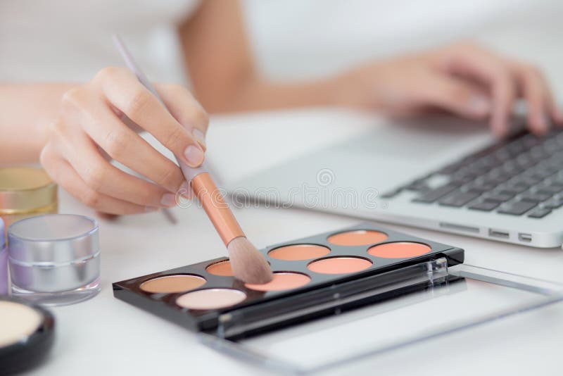 Hands of Woman with Learning Makeup with Brush on Cheek on Laptop ...