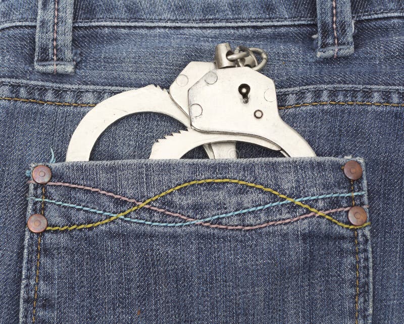 Handschellen in Der Jeanstasche Stockfoto - Bild von handschellen ...