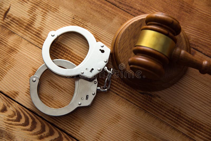 Handschellen mit Richter stockbild. Bild von gericht - 193057985
