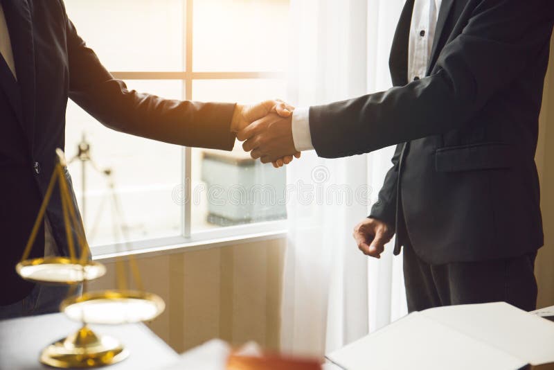 Handskakning Mellan Advokater Och Klienter Fotografering för Bildbyråer ...