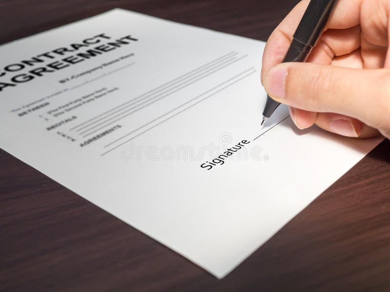 Hand Mit Dem Stift, Der Einen Vertrag Unterzeichnet Stockfoto - Bild ...