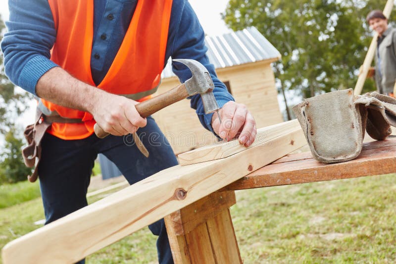 Alter Handwerker, Der an Holz Arbeitet Stockbild - Bild von leute ...