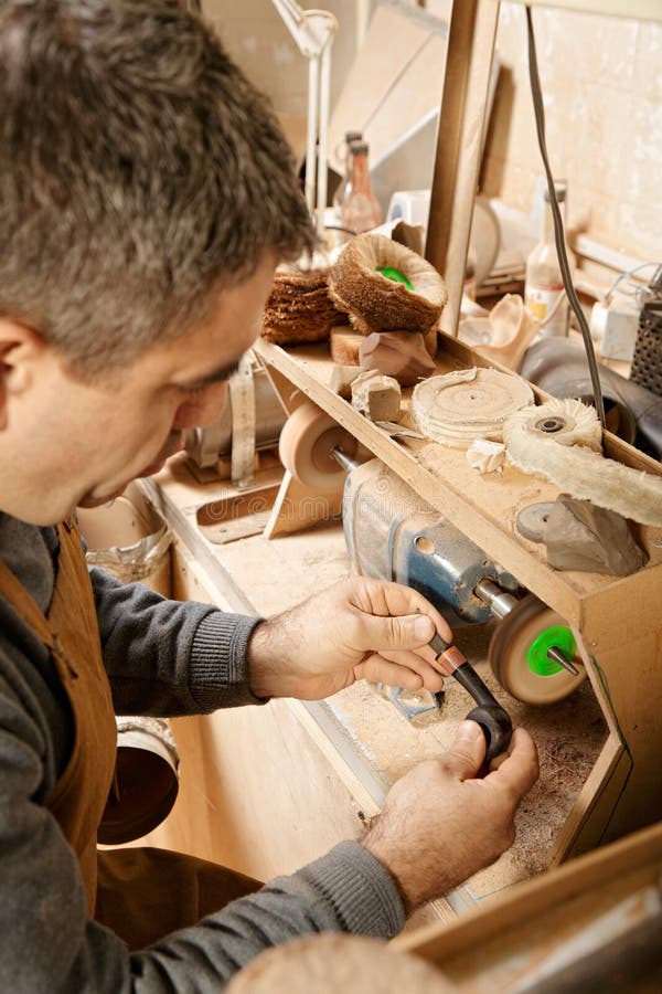 Handwerker In Der Werkstatt Stockbild - Bild von beruf, hilfsmittel ...