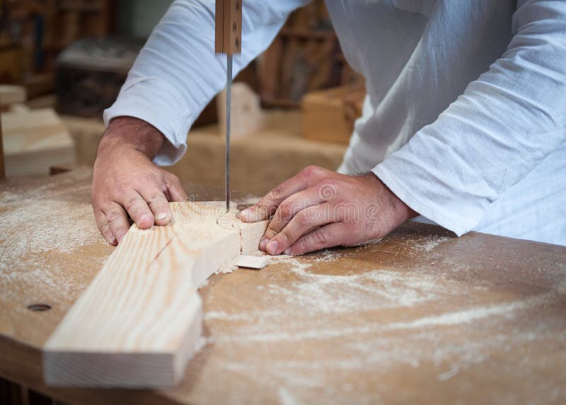 Handwerker Des Holzes Arbeitend in Seiner Werkstatt Stockfoto - Bild ...
