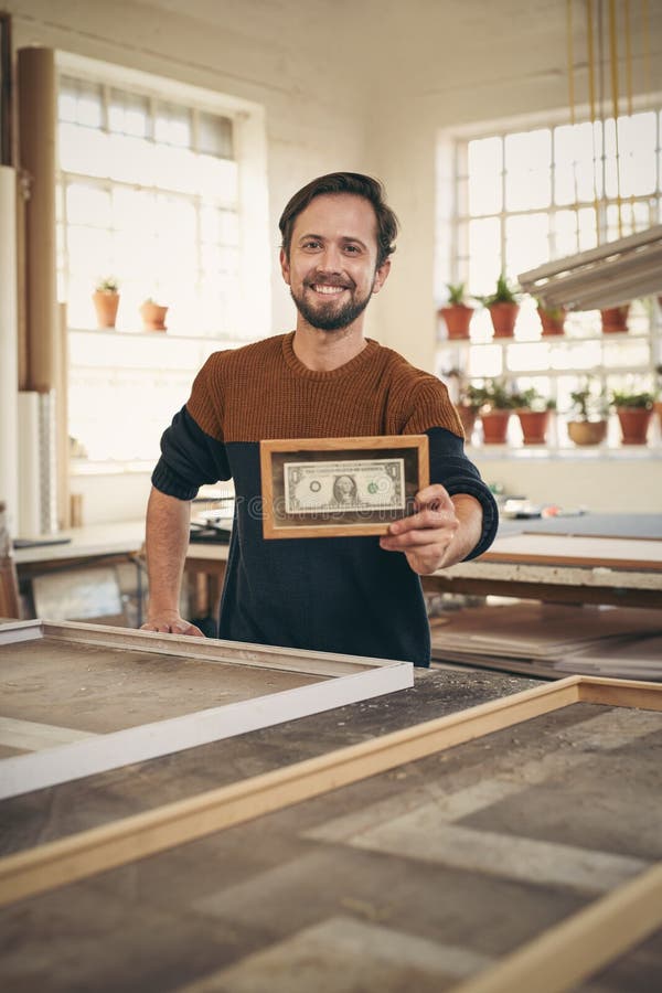 Handwerker in Seinem Studio Eine Gestaltete Banknote Halten Stockfoto ...