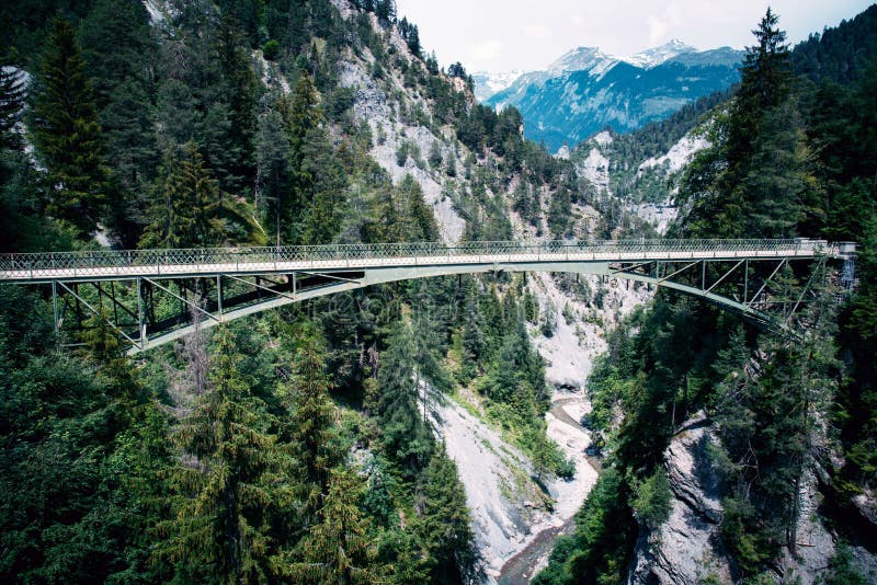 Hangbrug in Zwitserland stock foto. Image of voetganger - 121712630