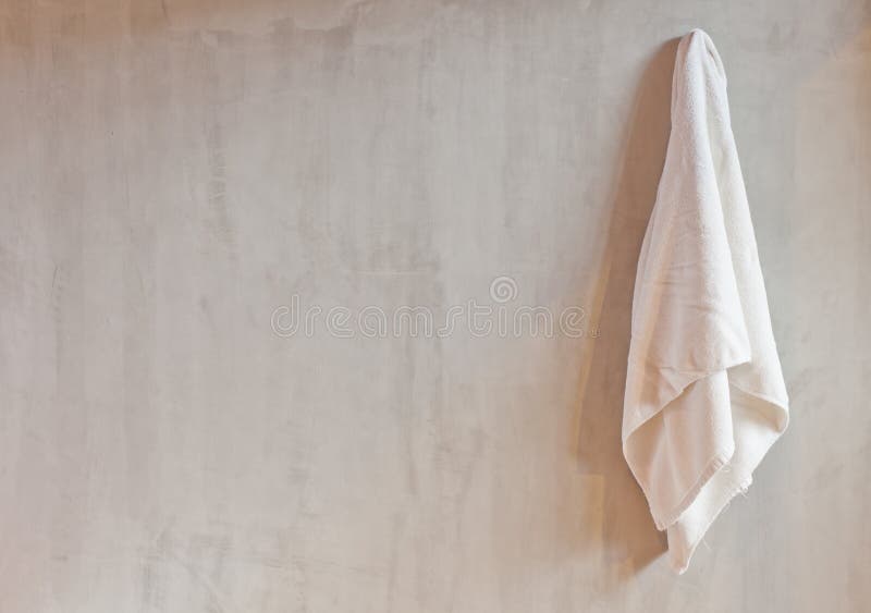 Hangende Witte Handdoek stock afbeelding. Image of vuil - 32891823