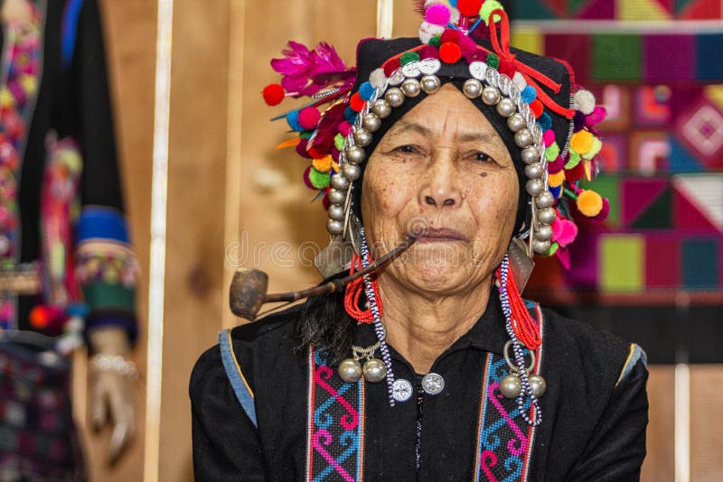 Hani Women i Yunnan, Kina redaktionell foto. Bild av broderi - 79413075