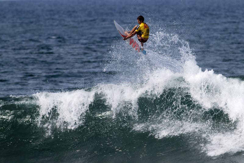 Hank Gaskell Surfing in the Triple Crown Hawaii Editorial Stock Image ...