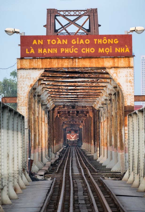 Hanoi, Vietname: 10 De Setembro De 2017: Corredor Do Trem Na Estrada De ... Hanoi, Vietname: 10 De Setembro De 2017: Corredor Do Trem Na Estrada De ...