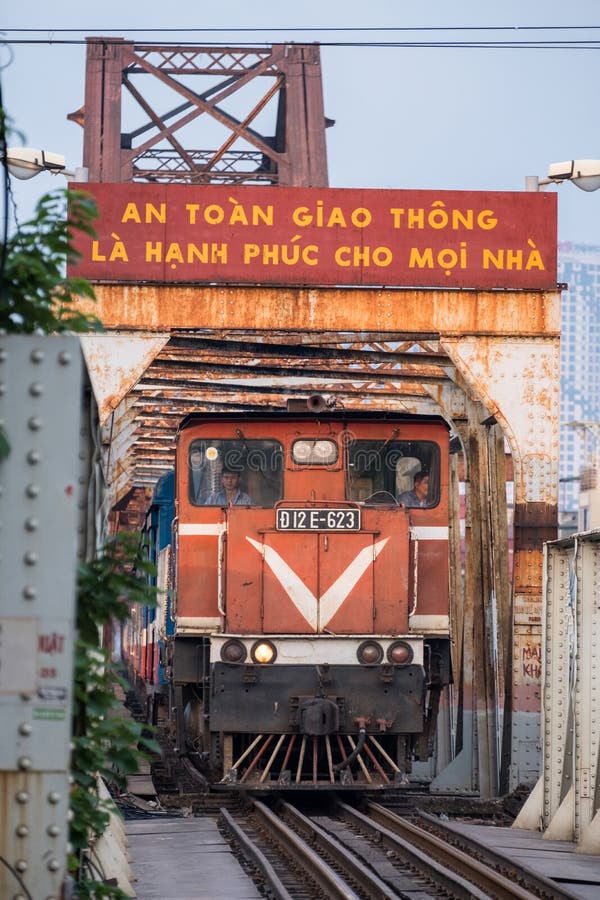 Hanoi, Vietname: 10 De Setembro De 2017: Corredor Do Trem Na Estrada De ... Hanoi, Vietname: 10 De Setembro De 2017: Corredor Do Trem Na Estrada De ...