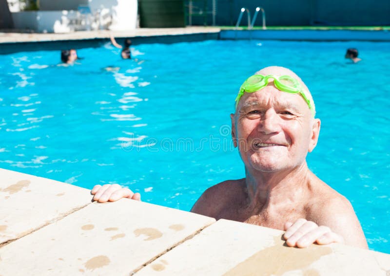 Happy Alter Mann Posiert Im Schwimmbad Stockbild - Bild von aktiv ...