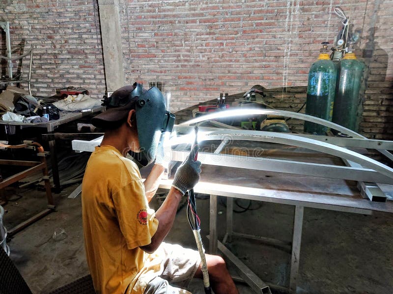 Aluminum welding line editorial photography. Image of aluminum - 264417262