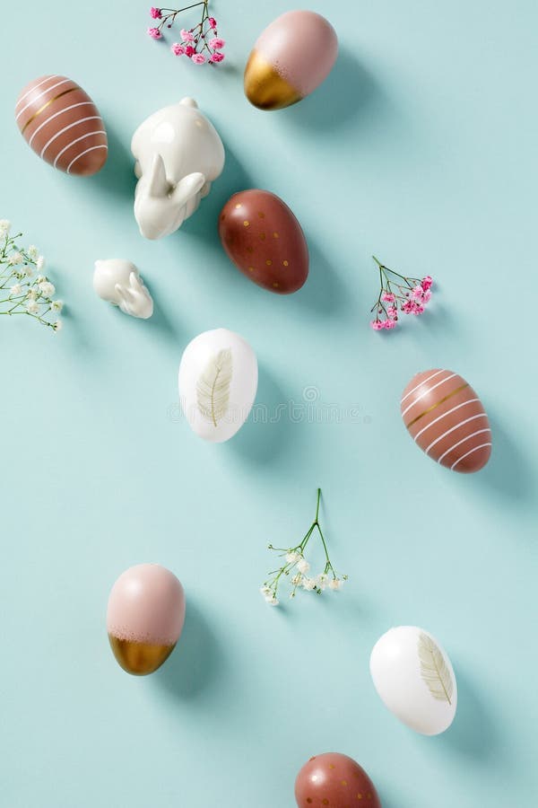 Happy Easter Flat Lay Composition with Easter Eggs, Bunnies, Flowers on ...