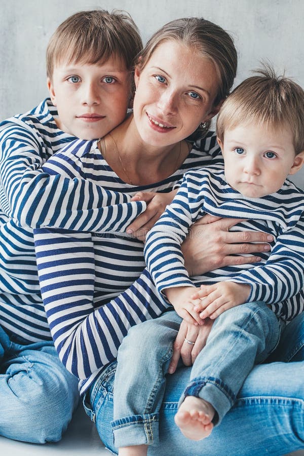 440 Happy Family Smiling Grey Wall Background Stock Photos - Free ...