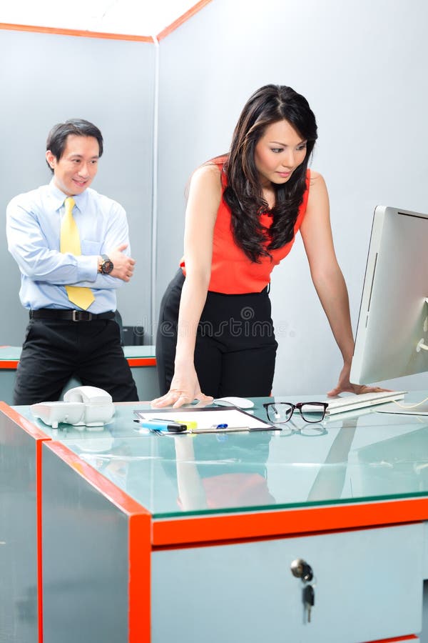 Harcèlement Sexuel Par Le Patron Dans Le Bureau Asiatique Image Stock Image Of Businessman