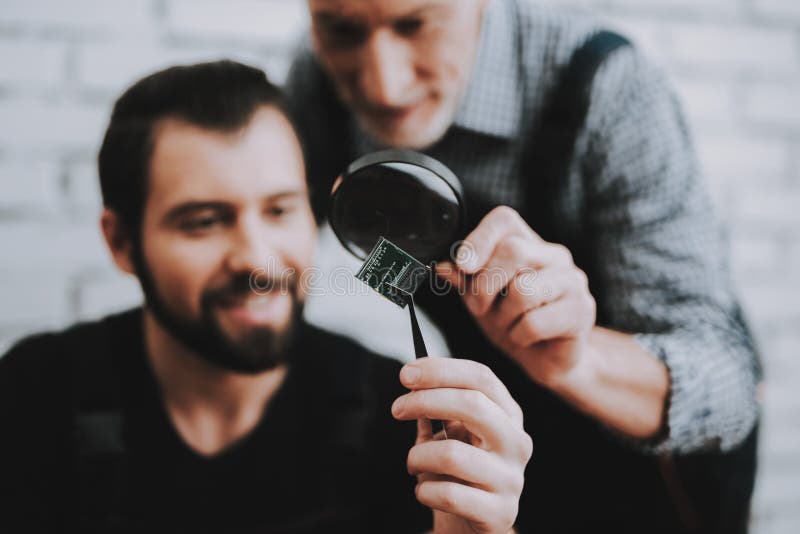 Hardware Del Control De Los Trabajadores Con La Lupa Foto de archivo ...
