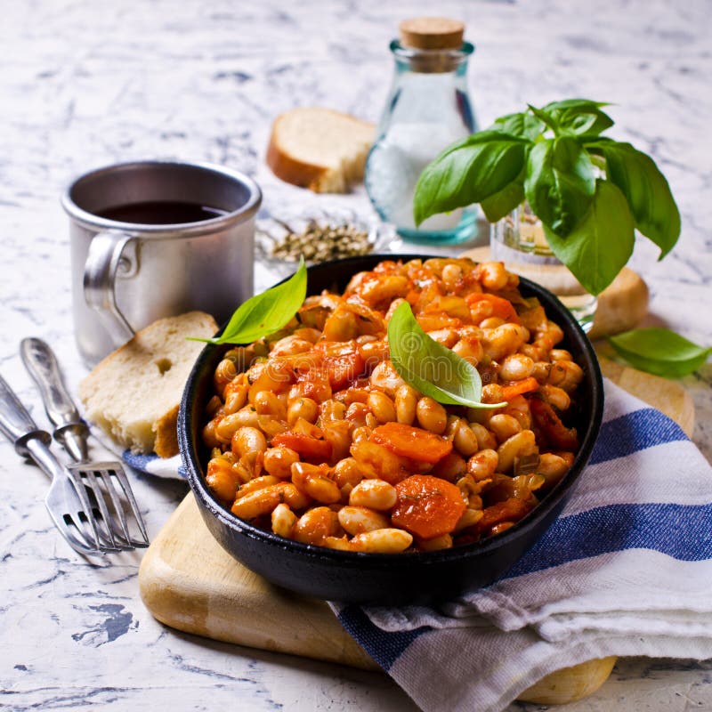 Haricots Cuits Au Four En Sauce Photo stock - Image du cuisine, basilic ...