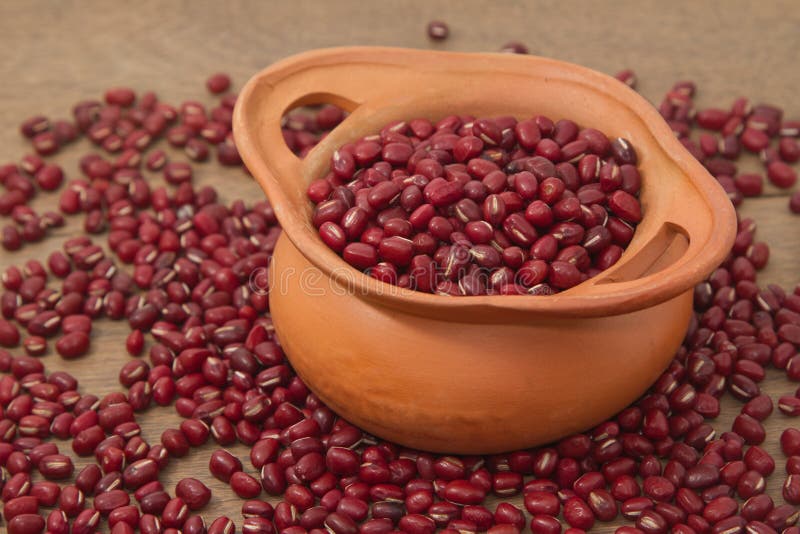 Haricots Rouges D'azuki Dans La Cuvette En Bois Image stock - Image of ...