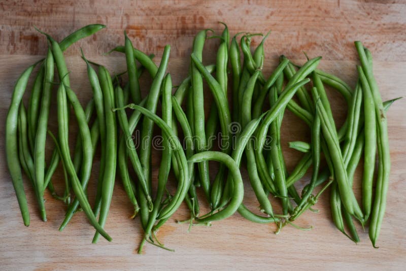 Haricots frais photo stock. Image du légumes, wooden - 56819240