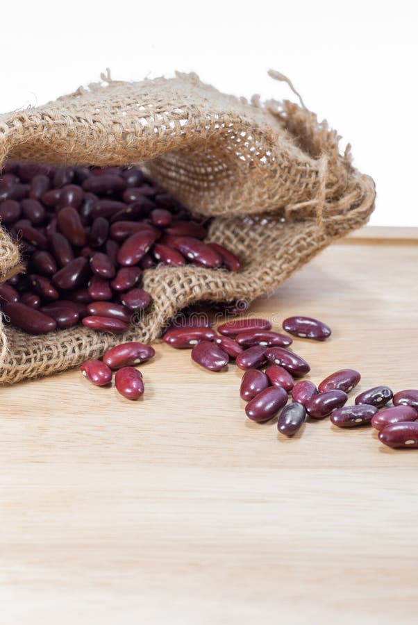 Haricots Rouges Secs Sur Un Plateau En Bois Photo stock - Image du ...