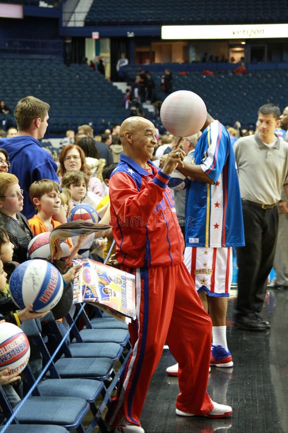 Harlem Globe Trotters Curly Neal Editorial Image - Image of globe, show ...