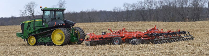 John Deere 9560RT Tracked Tractor Pulling a KUHN 8010 Excelerator XT ...