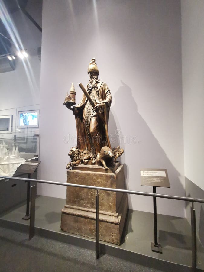 Harry potter statue editorial photography. Image of statue - 191406062