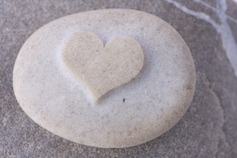 Hart Gevormde Steen Op Rotsachtergrond Stock Foto - Image of hart ...