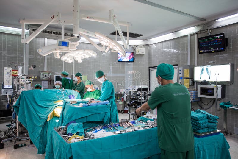 Hartchirurgie Met Hart-longmachine Redactionele Stock Afbeelding ...