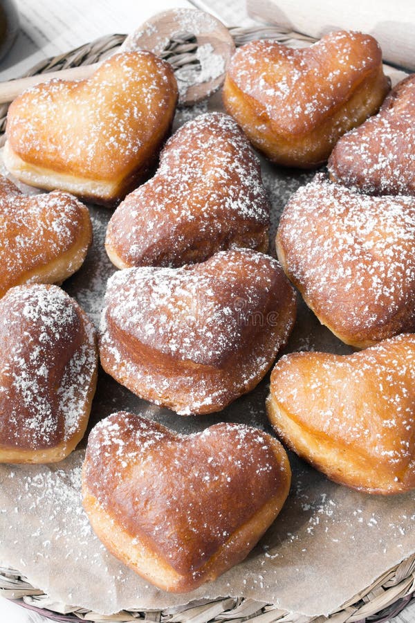 Hart Gevormde Donuts stock afbeelding. Image of gebakje - 89843185