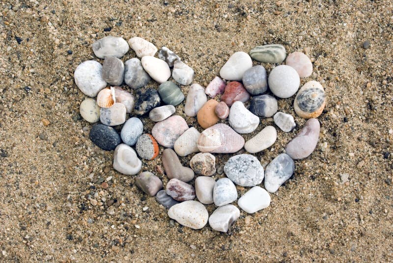 Hart in het zand stock afbeelding. Image of nave, grint - 12856777