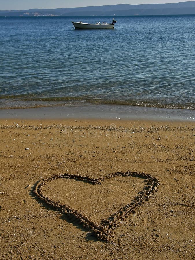 Hart in Het Zand, Boot Op Zee Stock Foto - Image of emotioneel, ontruim ...
