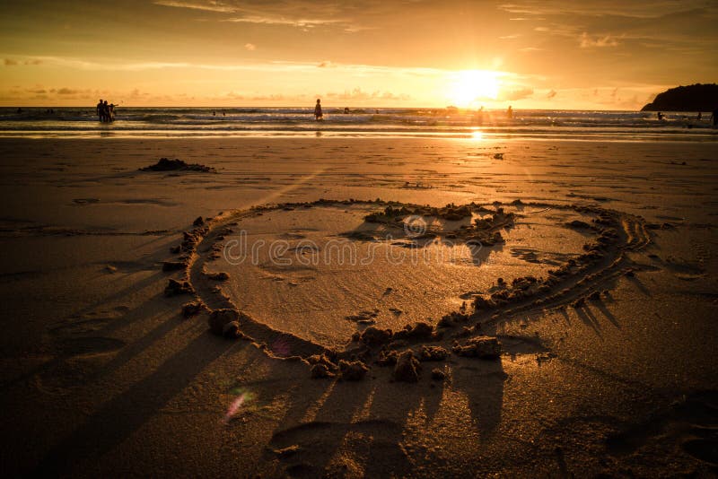 Hart In Zand Op Strand Bij Zonsondergang Foto. Afbeelding: 95798418