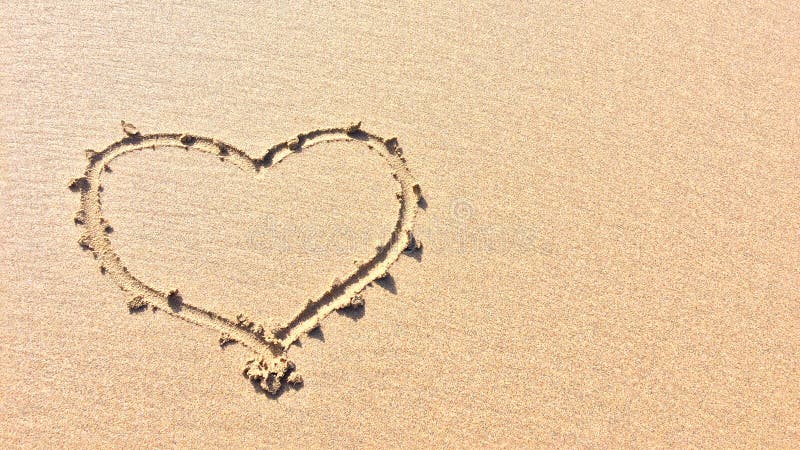 Hart Op Het Zand, Symbool Van Liefde Stock Afbeelding - Image of leeg ...