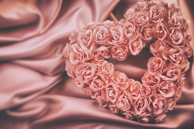 Hart Van Roze Rozen Op Satijn Wordt Gemaakt Dat Stock Foto - Image of ...