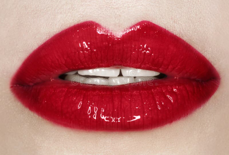 Mooie Rode Lippen En Smakelijke Aardbei Stock Afbeelding - Image of ...