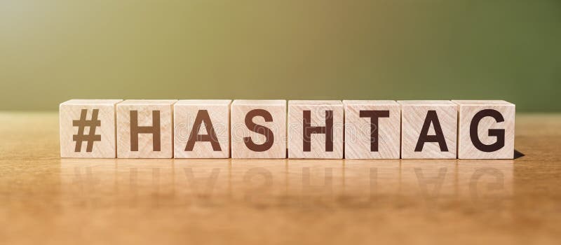 Hashtag Word Em Cubos De Madeira Em Mesa De Madeira. Conceito Para O ...