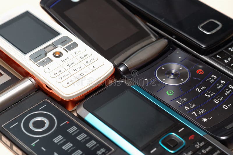 Haufen von Mobiltelefonen stockbild. Bild von marken - 11430937