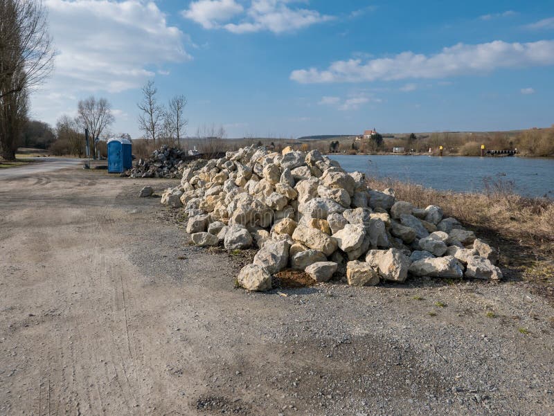 Haufen Von Steinen am Hafen Stockfoto - Bild von himmel, aufbau: 114040096