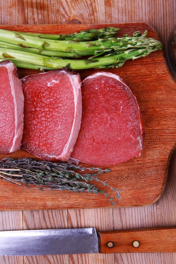 Premium-Filetfleisch: Trockenes Rohes Rindfleisch Stockfoto - Bild von ...