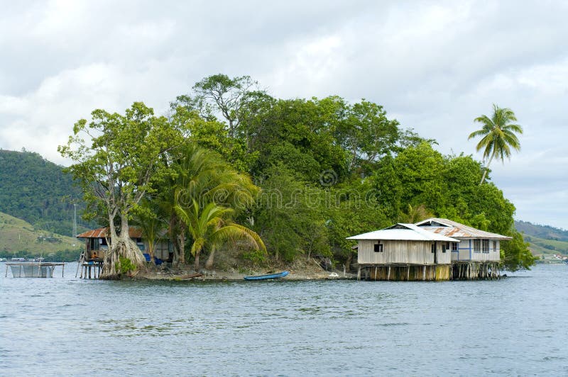 Haus auf einer Insel stockbild. Bild von reise, fischerei - 23554063