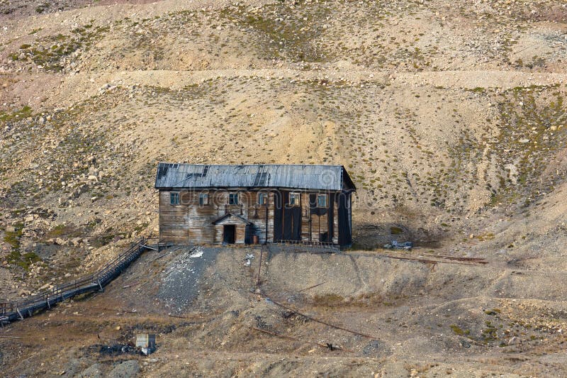 Haus im Zerfall stockbild. Bild von russisch, getragen - 17146523