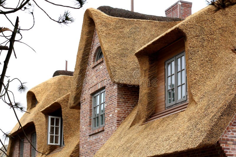 Haus Mit Einem Strohdach Deutschland! Stockfoto - Bild von vermittler ...