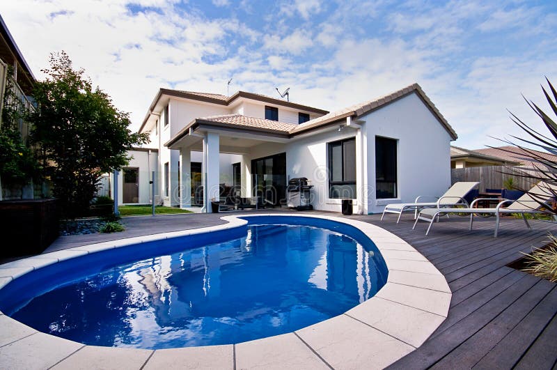 Haus mit Pool stockbild. Bild von wolken, schwimmen, braun - 15092019